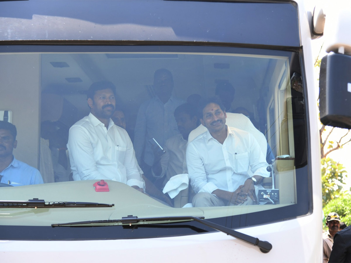 CM Jagan Bus Yatra Photos: బస్సు యాత్రలో జననేత జగనన్నకు సాదర స్వాగతం (ఫొటోలు) | Memantha Siddham ...
